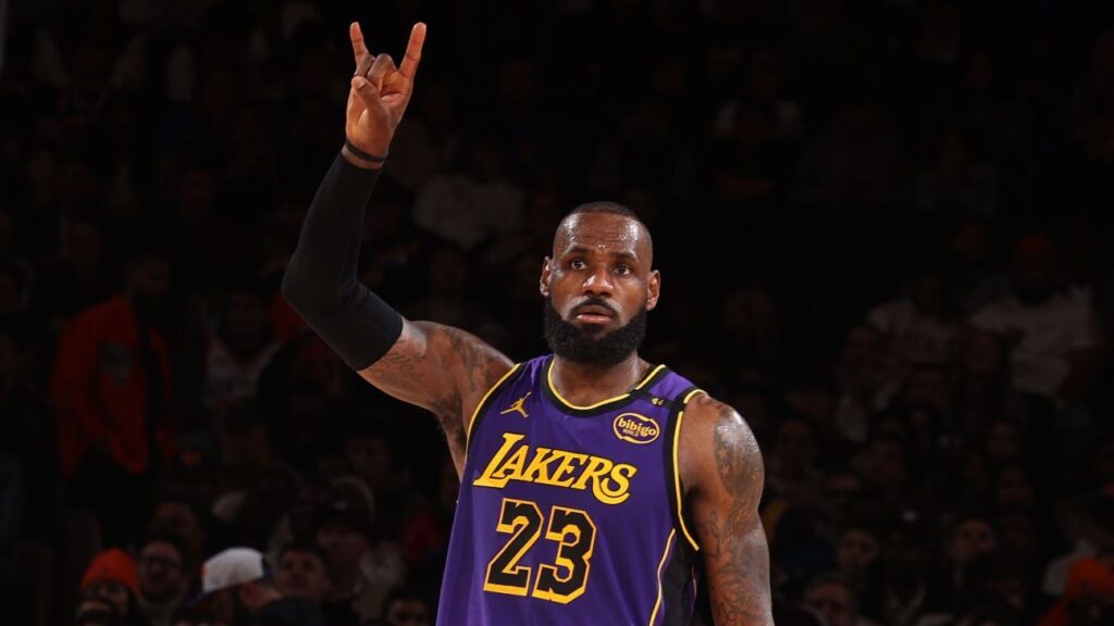 LeBron James focused on his left knee for camp - AM850