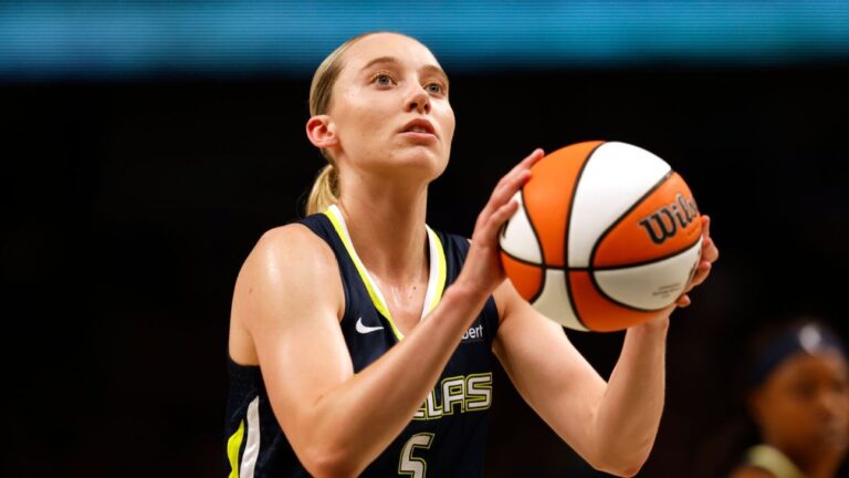 Paige Bueckers, winner of the WNBA Novata Award - AM850
